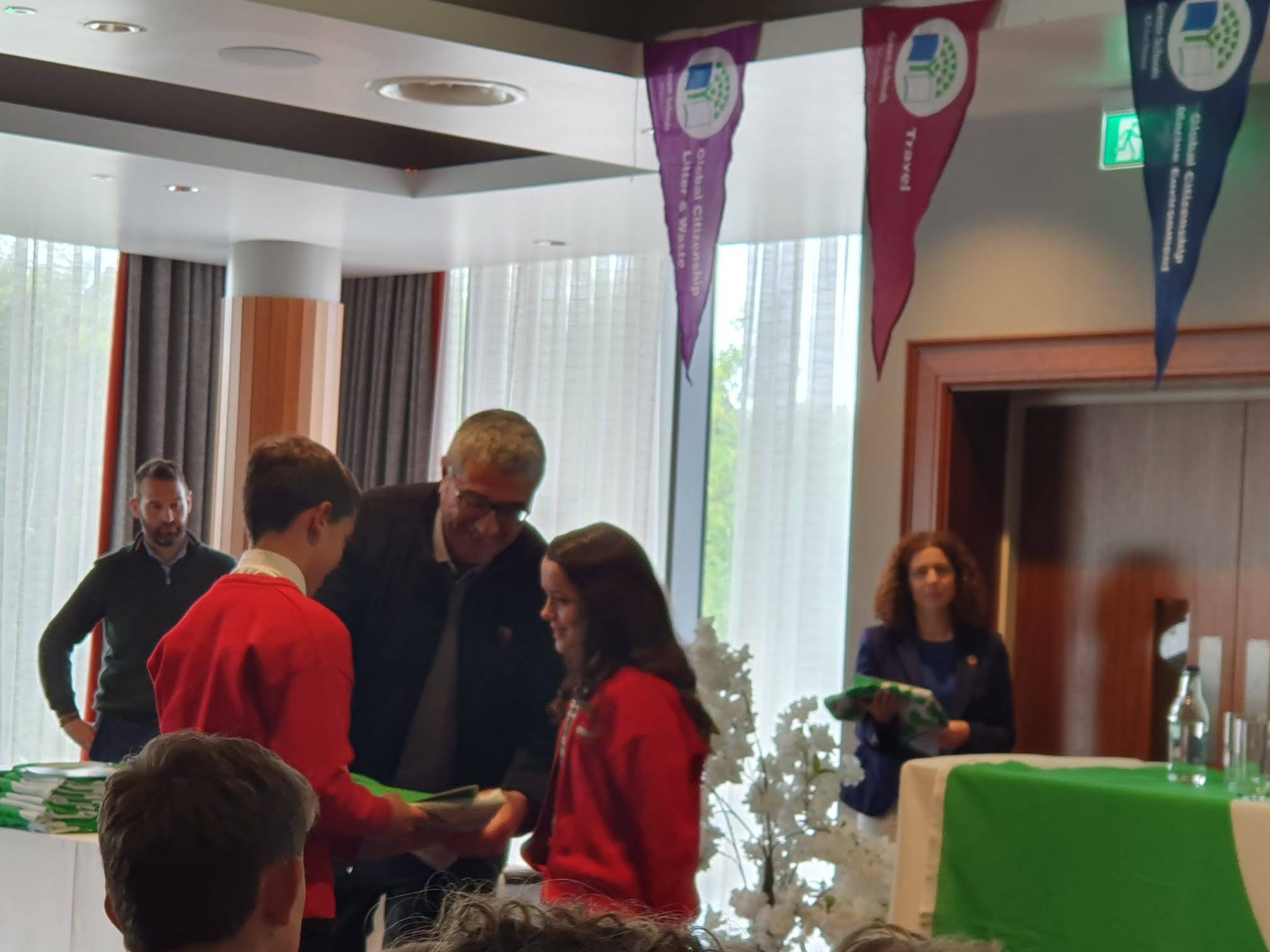 Brat Glas – Gaelscoil Riada