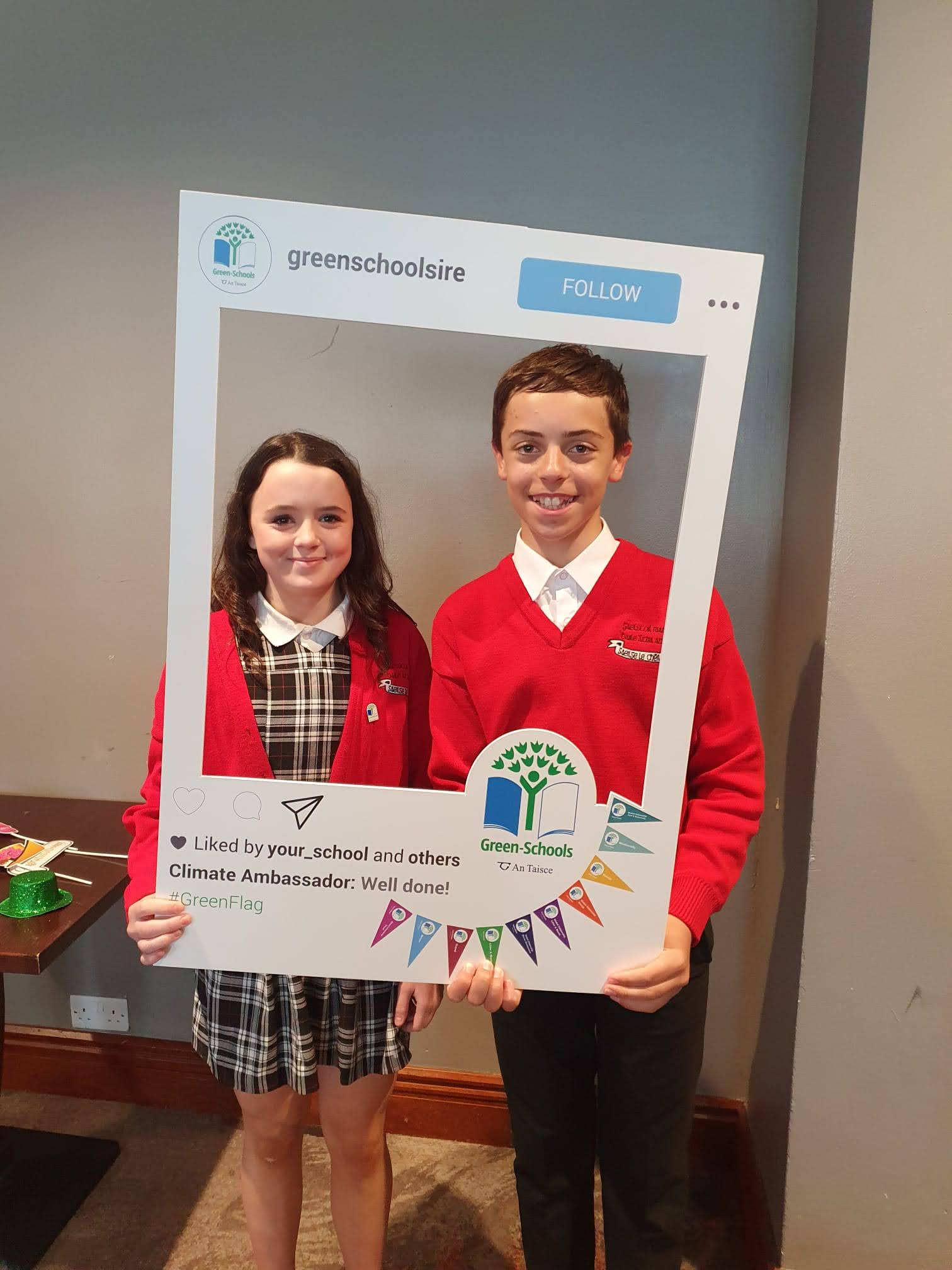 Brat Glas – Gaelscoil Riada